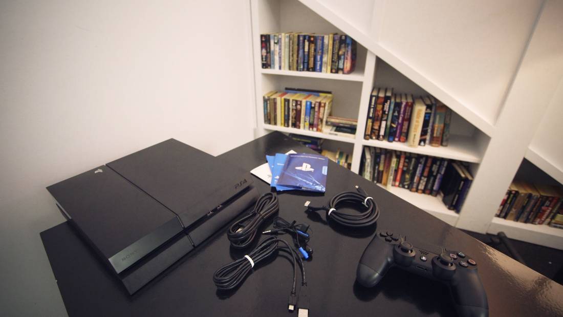 Here's what you'll find inside the PlayStation 4 retail box