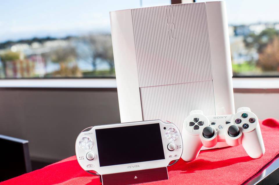 PlayStation 3 limited edition classic white Instant Game Collection ...
