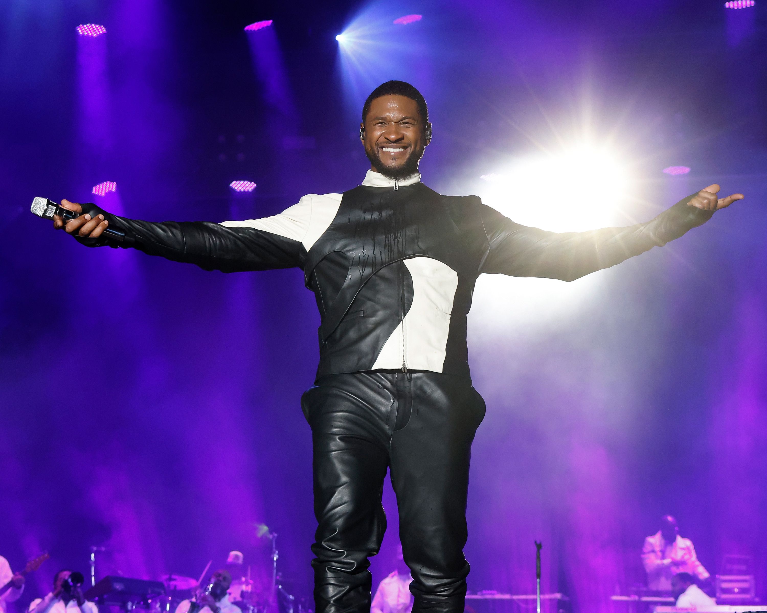 Usher cosplayed as Satoru Gojo from Jujutsu Kaisen, delighting fans